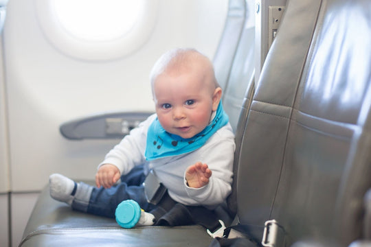Viajar con bebés en avión: tips para un vuelo tranquilo – Be happy Be Green